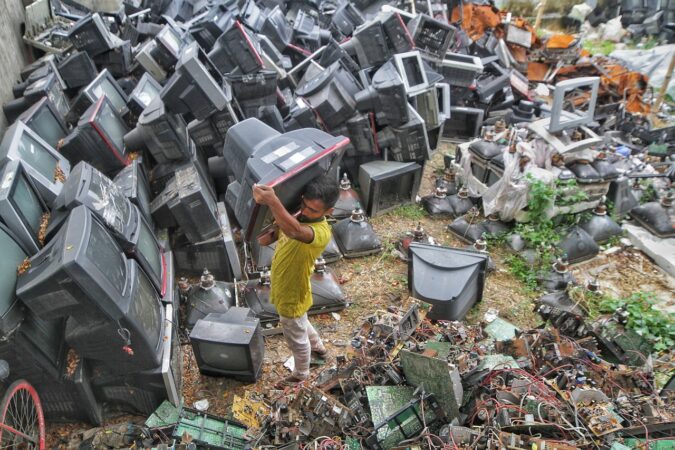 A Guide to E-Waste Recycling, Disposal, & Management | Divert